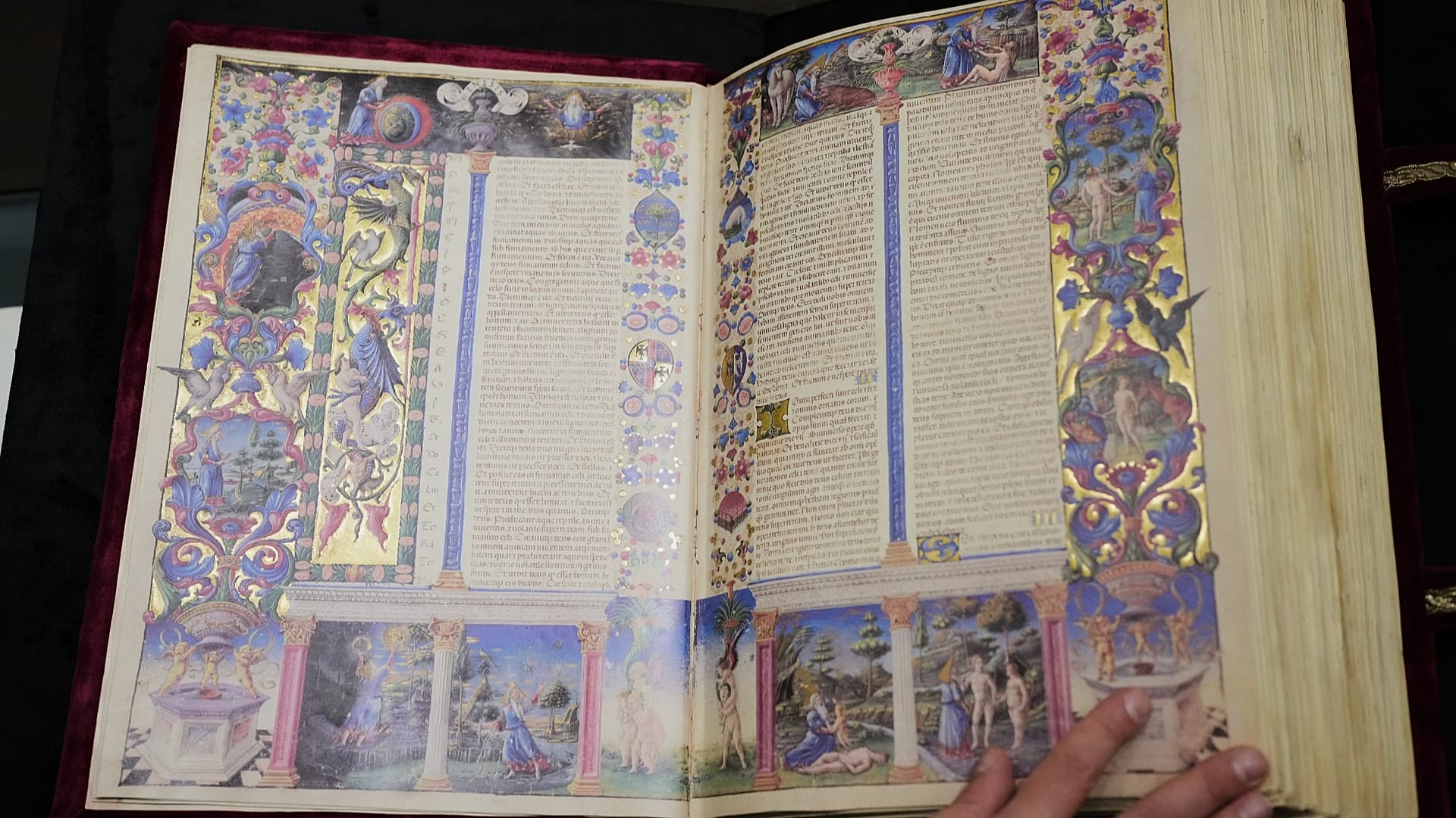 Take a look inside the ‘Mona Lisa Bible’ as it goes on display in Rome ...
