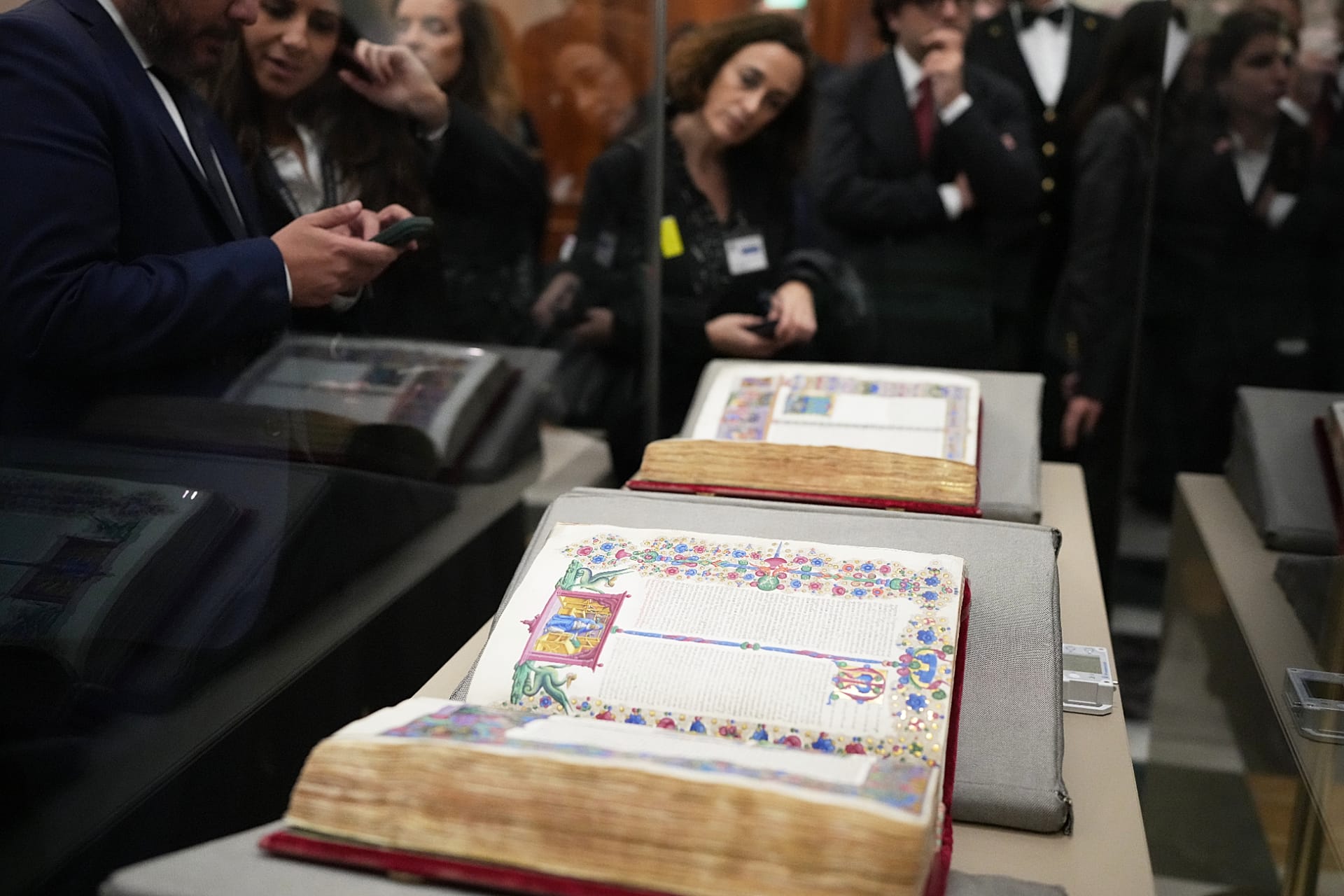 Feuilletez les pages de la "Bible de la Joconde" exposée à Rome | Euronews