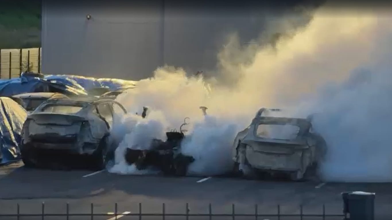 Vídeo. Gran incendio en un concesionario de Tesla quema decenas de ...