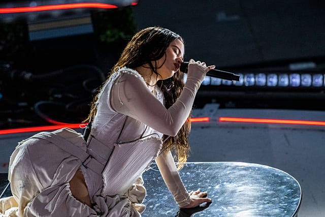 "Lux" de Rosalía détrône Taylor Swift et devient l’album le plus écouté dans le monde | Euronews