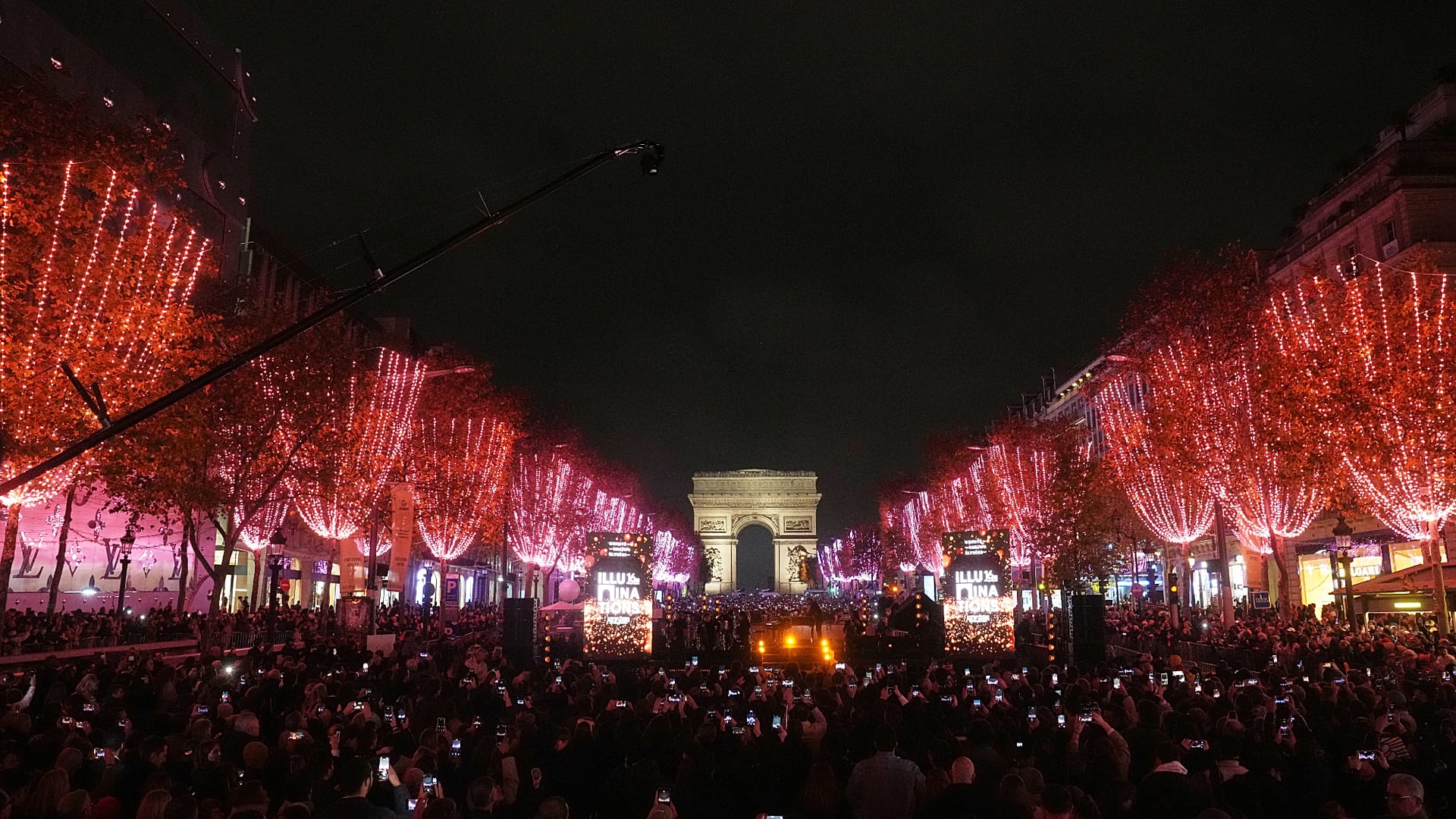 Wideo. Léa Seydoux zapala świąteczne iluminacje na Polach Elizejskich ...