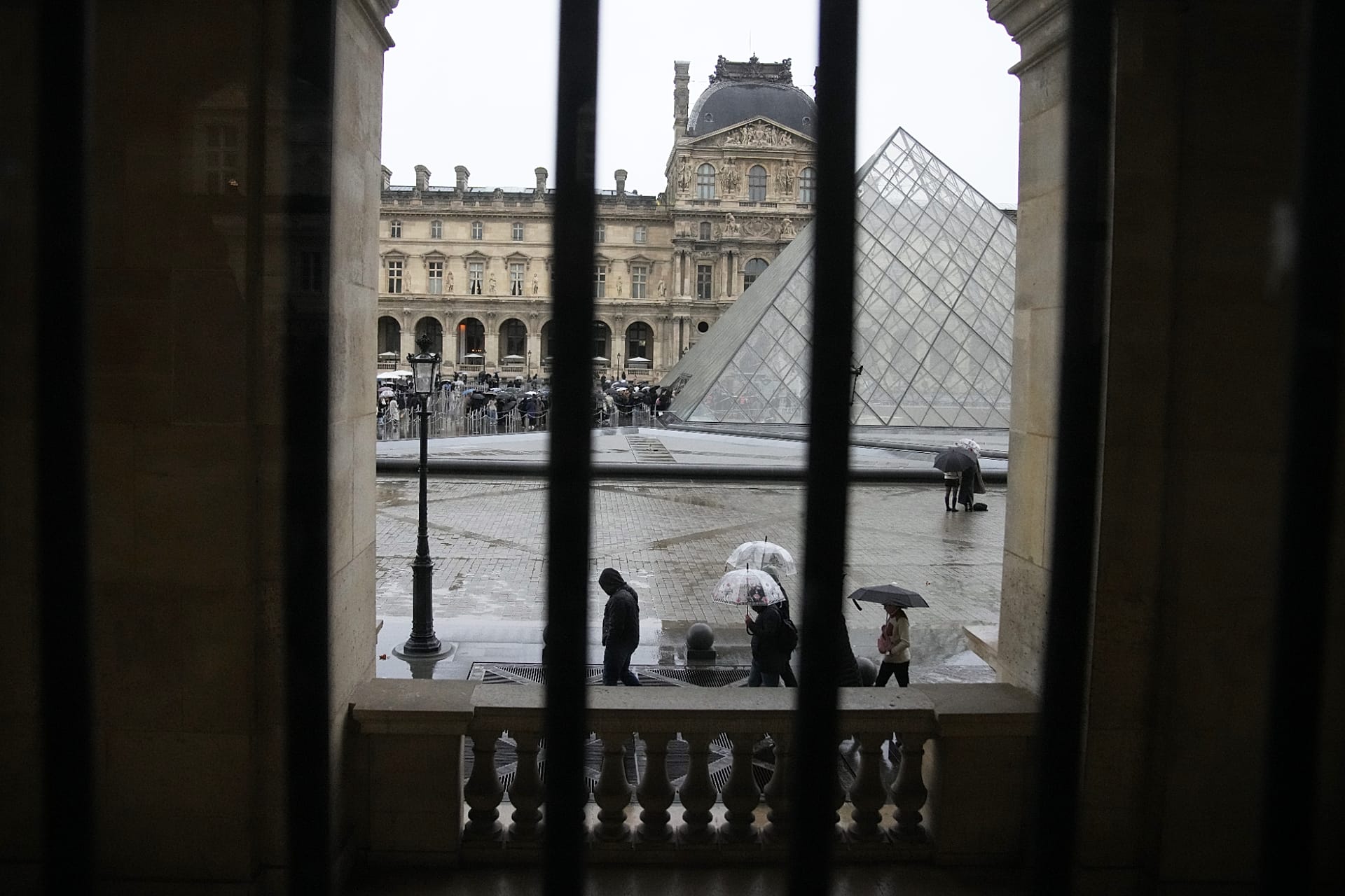 Louvre jewel thieves escaped with 30 seconds to spare, Senate inquiry ...
