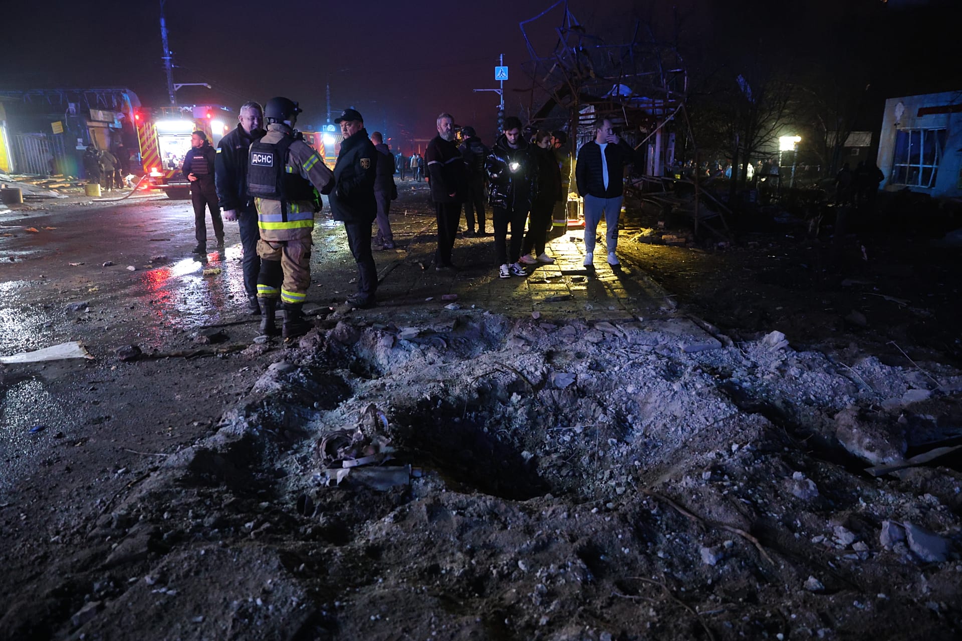 Ucrânia: ataque russo com bomba planadora faz pelo menos cinco mortos ...