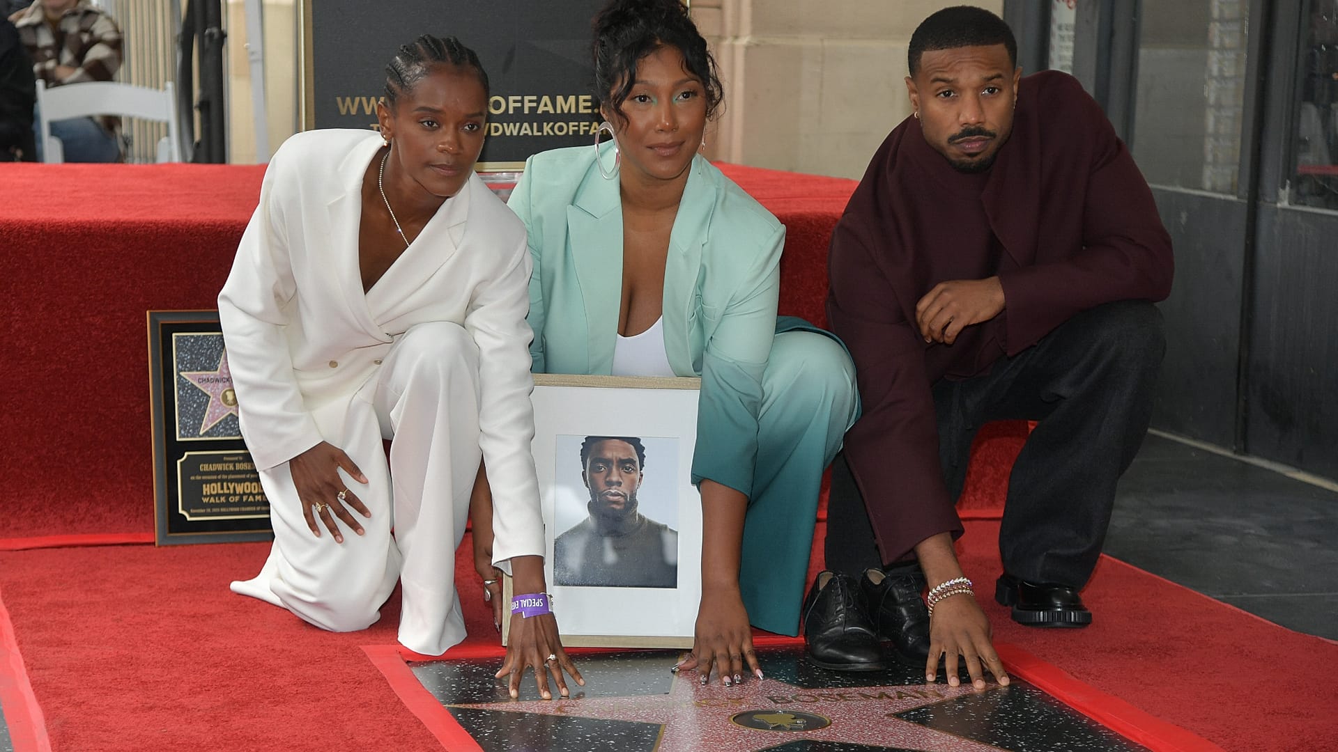 Vídeo. Chadwick Boseman recibe de forma póstuma una estrella en el ...