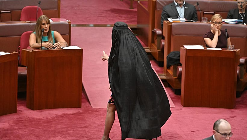 Vídeo. Austrália suspende senadora Pauline Hanson por usar burca no ...