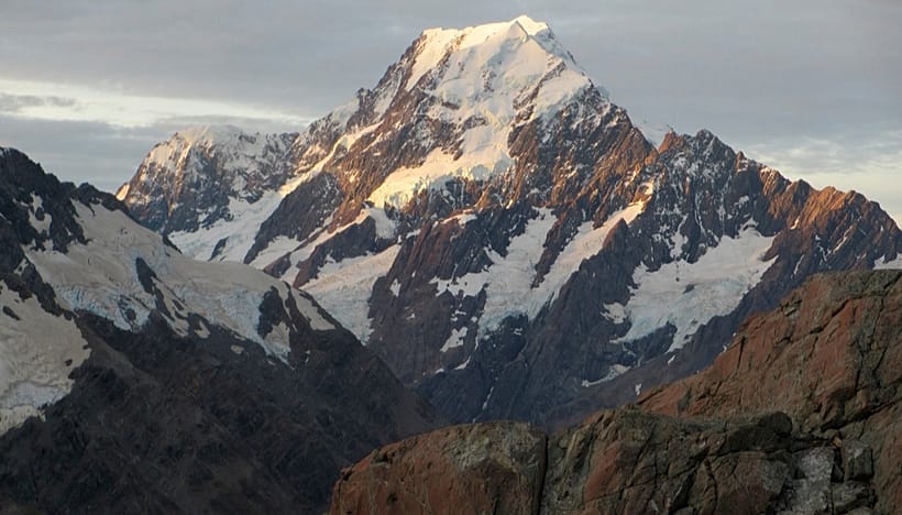 Two climbers dead after fall on New Zealand's Aoraki Mount Cook | Euronews