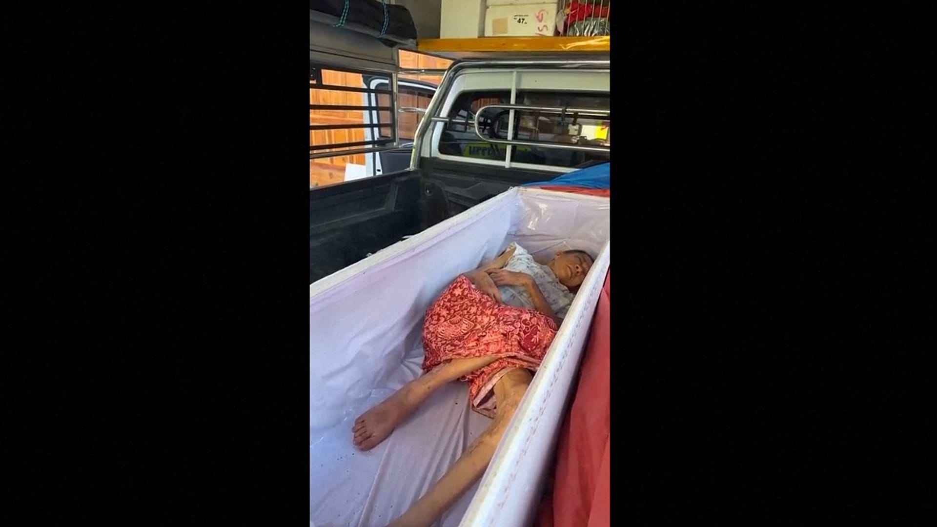 Video. Donna thailandese trovata viva nella bara pochi istanti prima ...