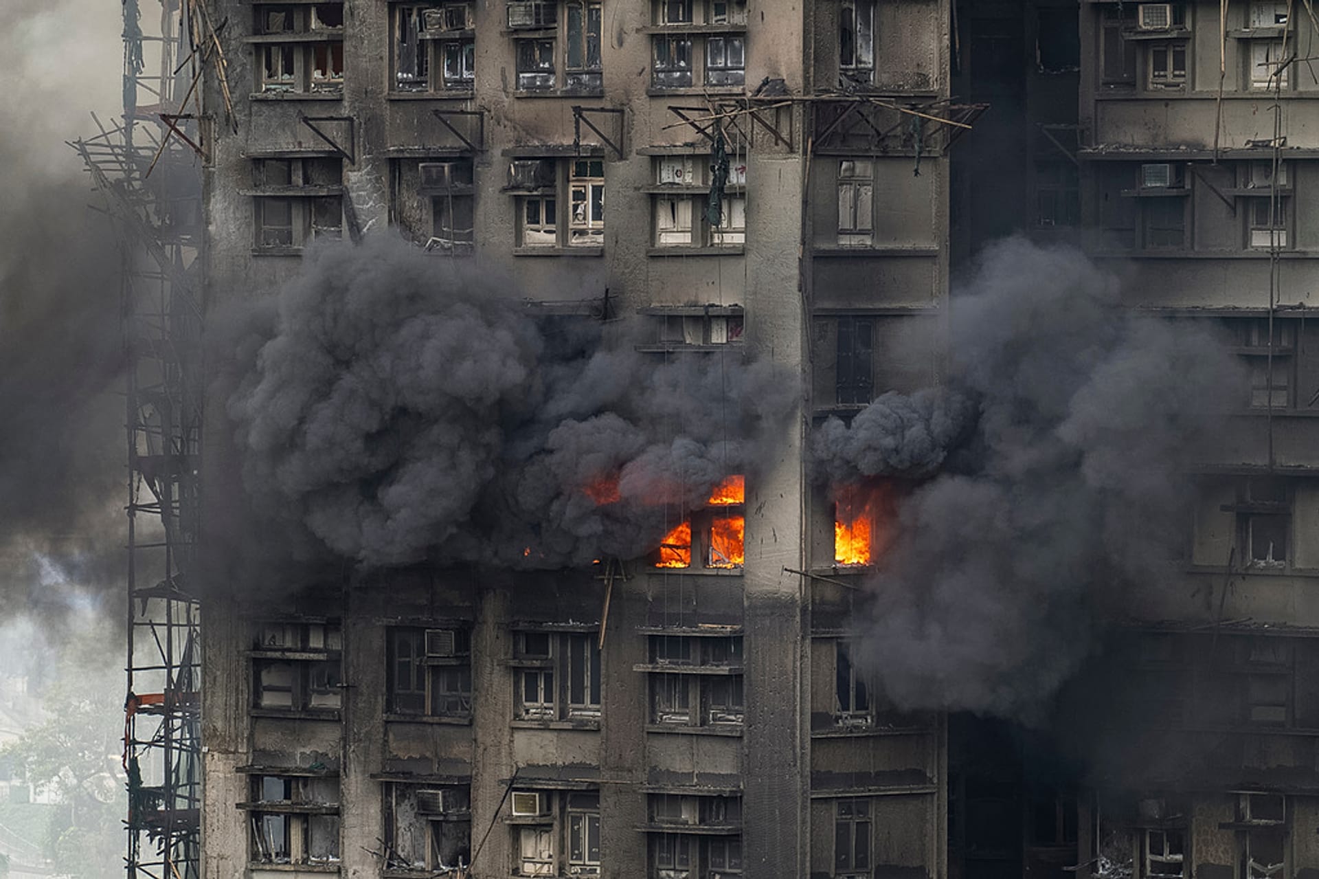 Death toll rises to 83 as blaze rips through Hong Kong tower complex ...