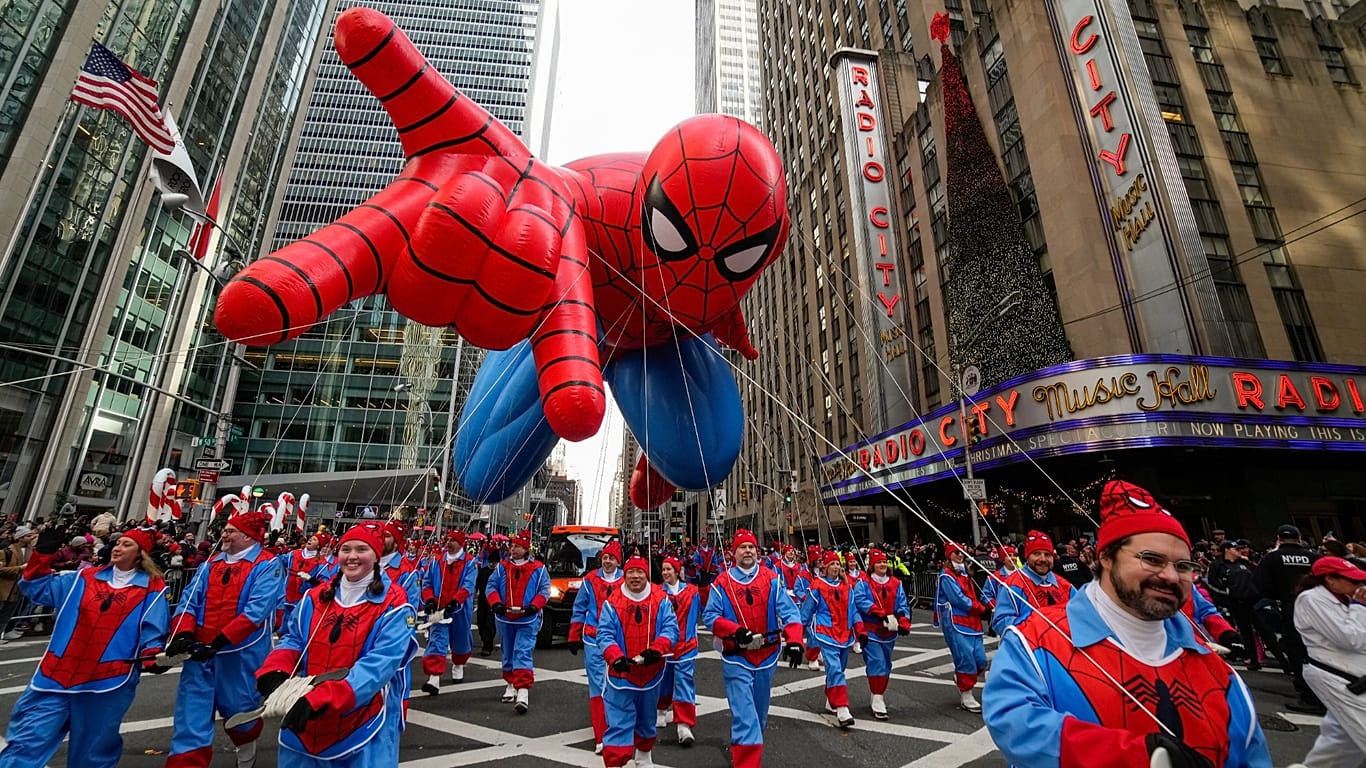 Video. Macy's Thanksgiving Day Parade: Buzz Lightyear and Pac-Man float ...