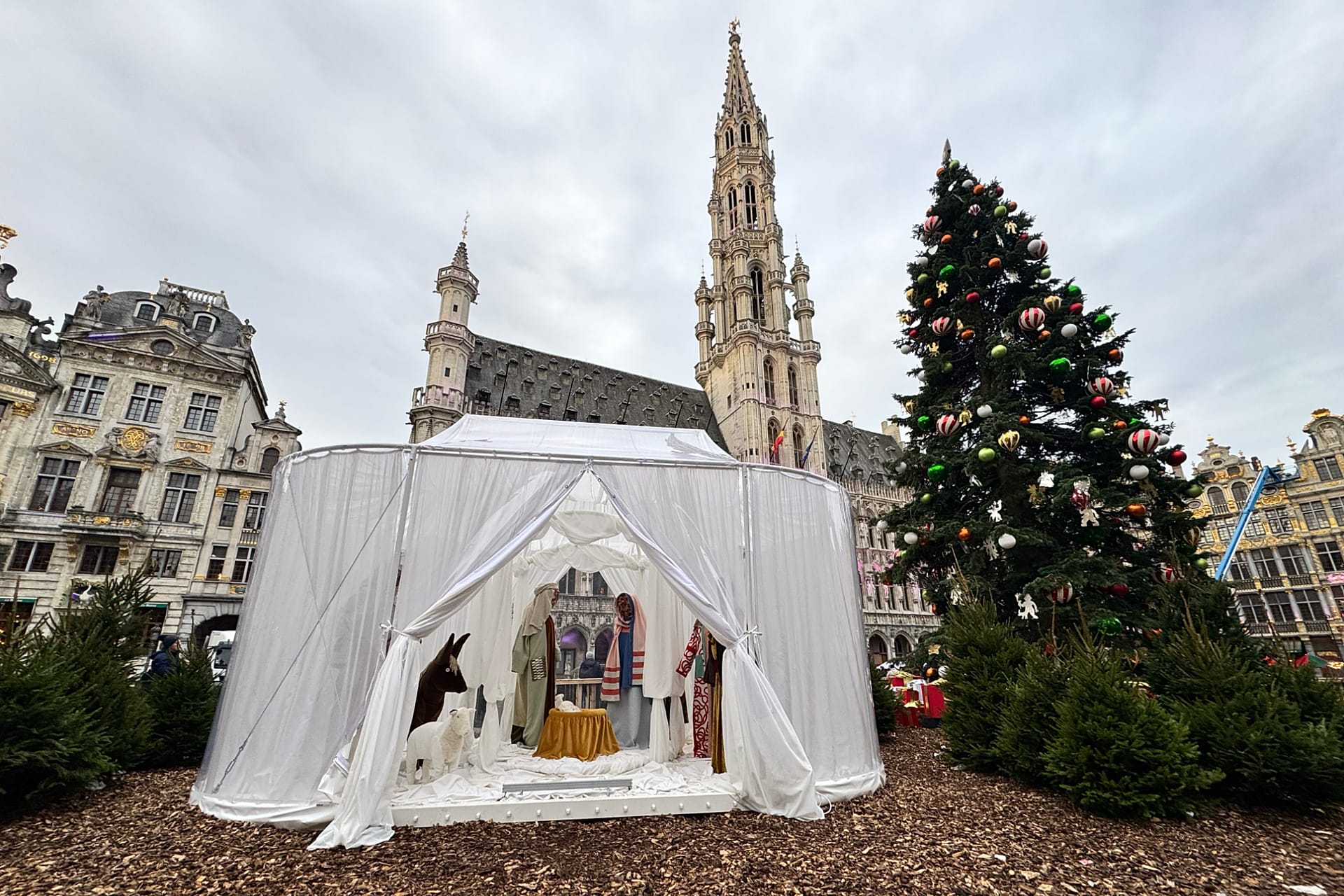 Faceless figures and stolen Jesus: Why is Brussels' nativity scene so ...