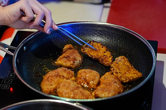 Viral posts mislead on Italy's 'lab-grown meat' ban | Euronews