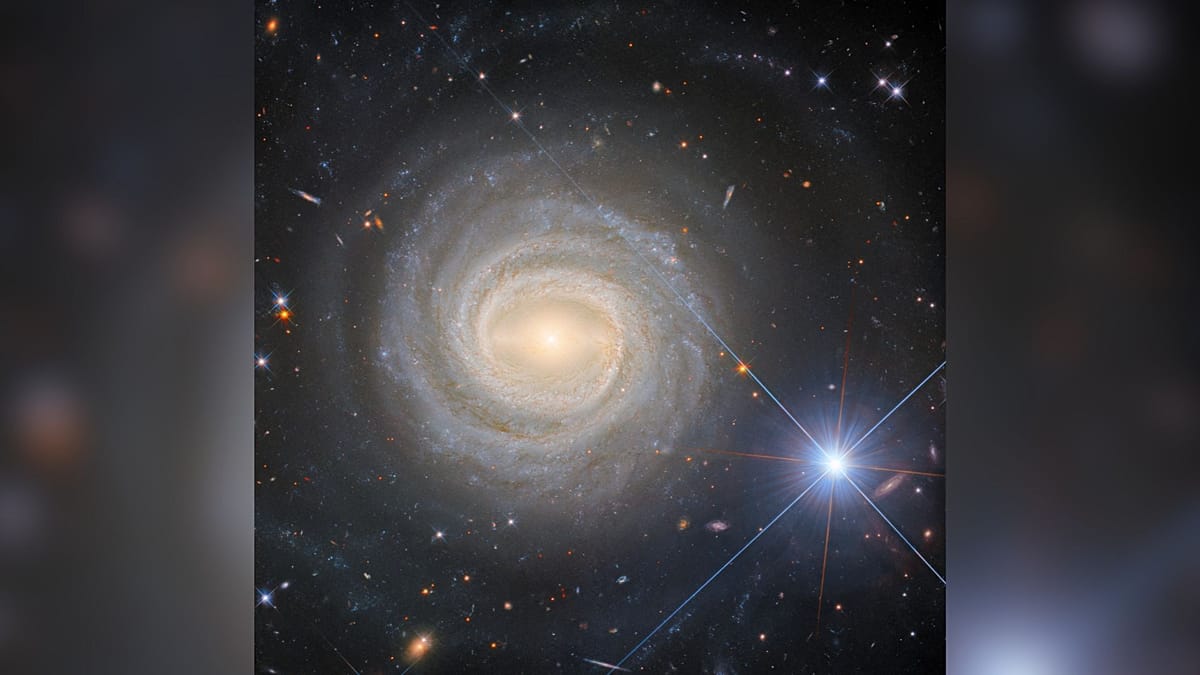 Gli astronomi osservano raffiche di vento mai viste da un buco nero in una galassia lontana ...