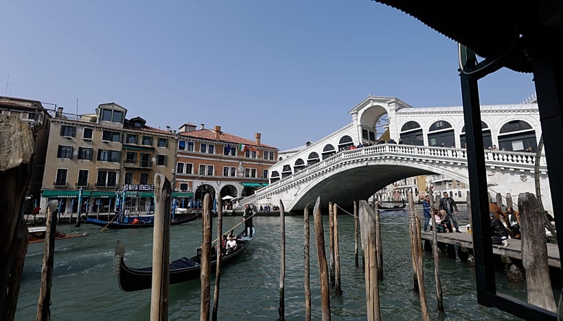 Woman crashes stolen boat into Venice's historic Rialto Bridge | Euronews