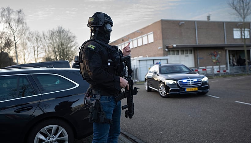 Aux Pays-Bas, une voiture fonce dans la foule, blessant neuf personnes ...