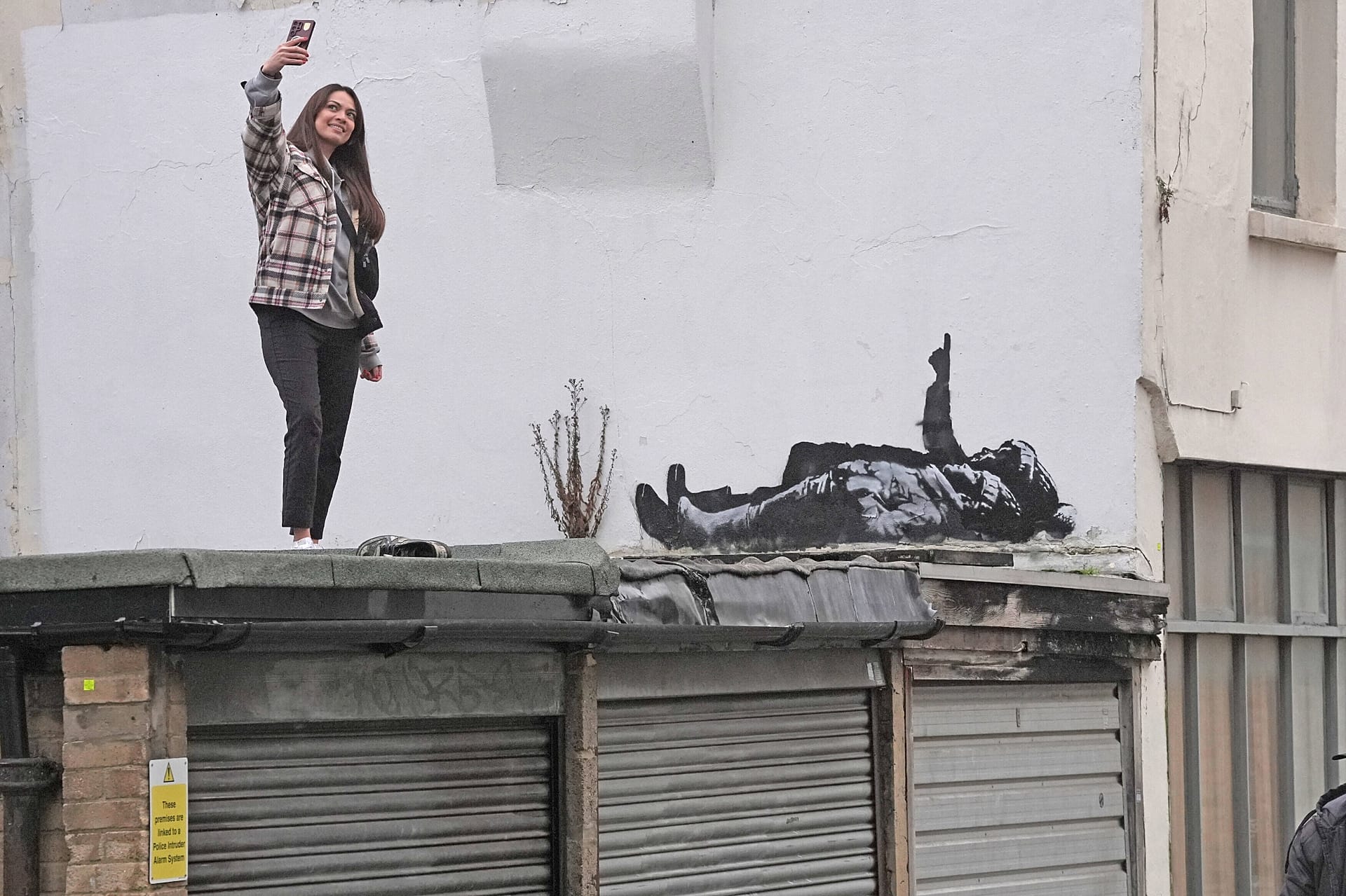 Niños y estrellas: Banksy revela un nuevo mural en Londres y despierta ...