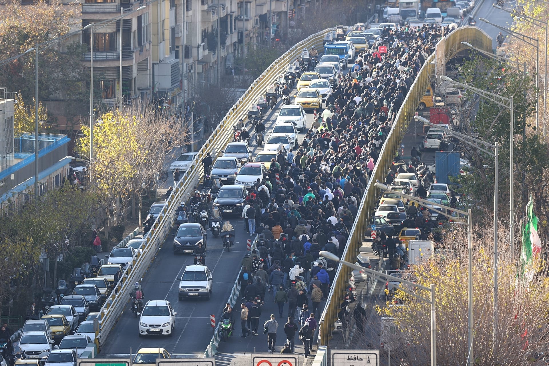 İran'da ekonomik kriz derinleşirken protestolarda en az 3 kişi öldü ...