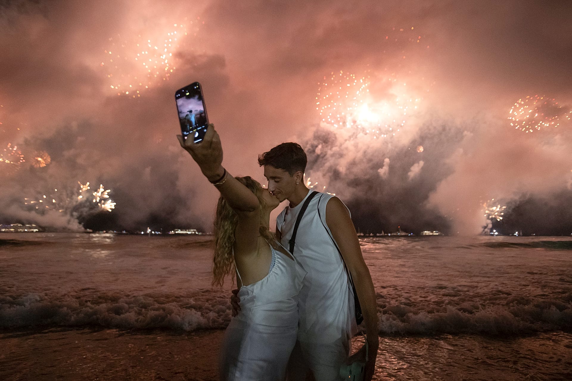 Welcoming in New Year 2026: Our guide to the perfect WhatsApp and SMS ...