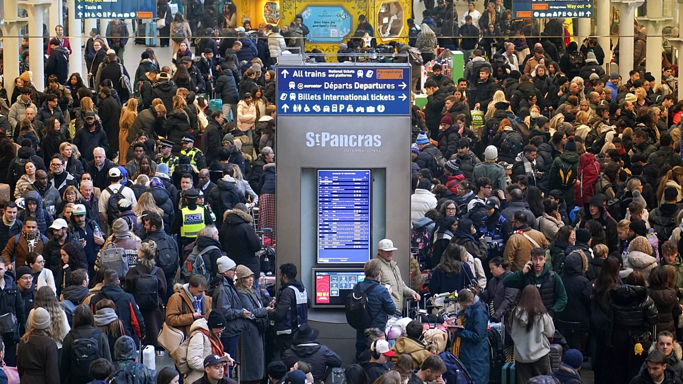 Video. Channel Tunnel partially reopens but Eurostar advises delayed ...