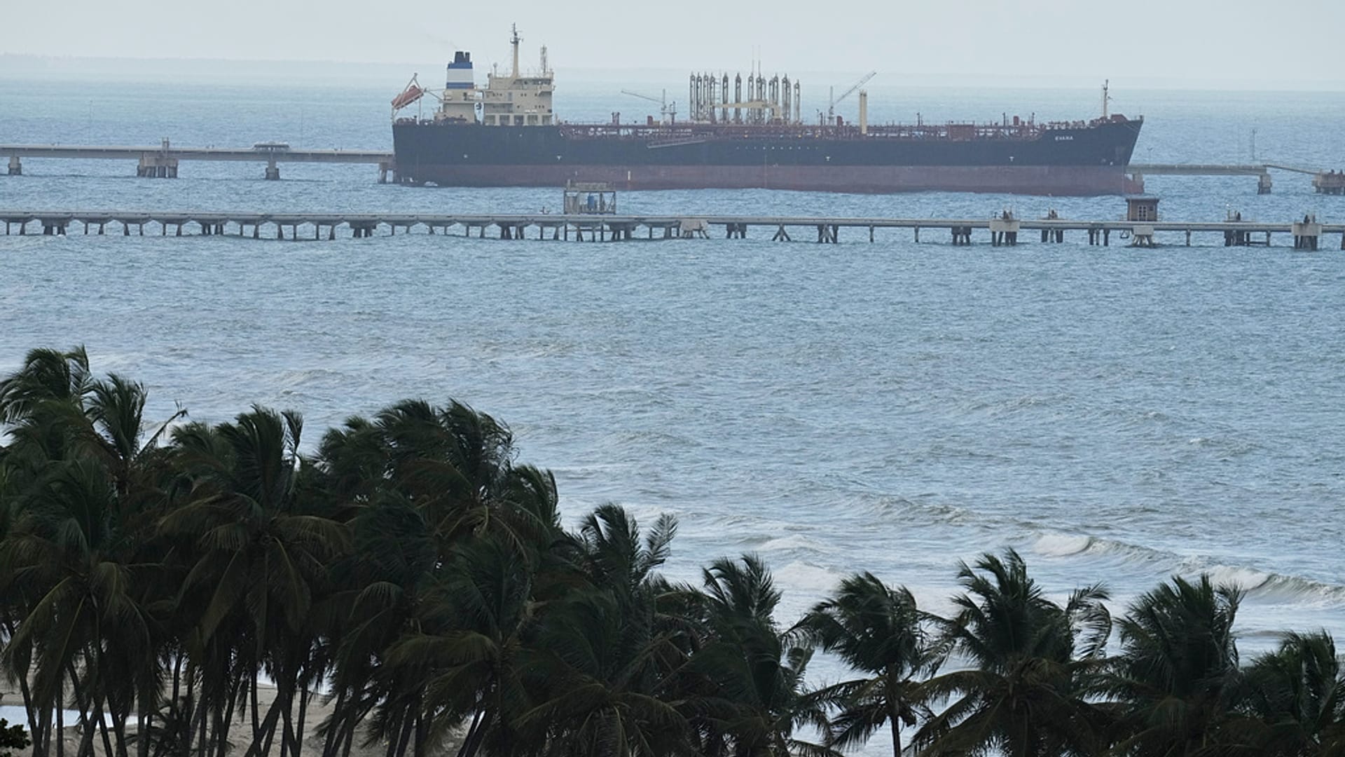 Crew paints Russian flag on Iran-linked tanker pursued by US | Euronews