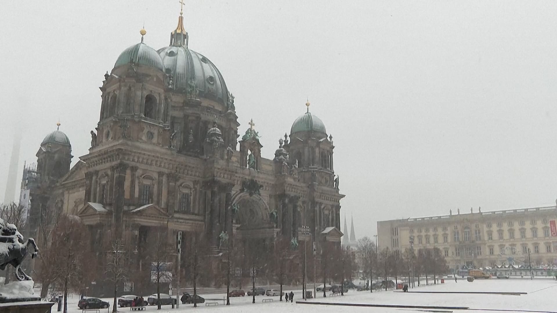 Video. Snow covers Berlin as winter weather settles over the city ...