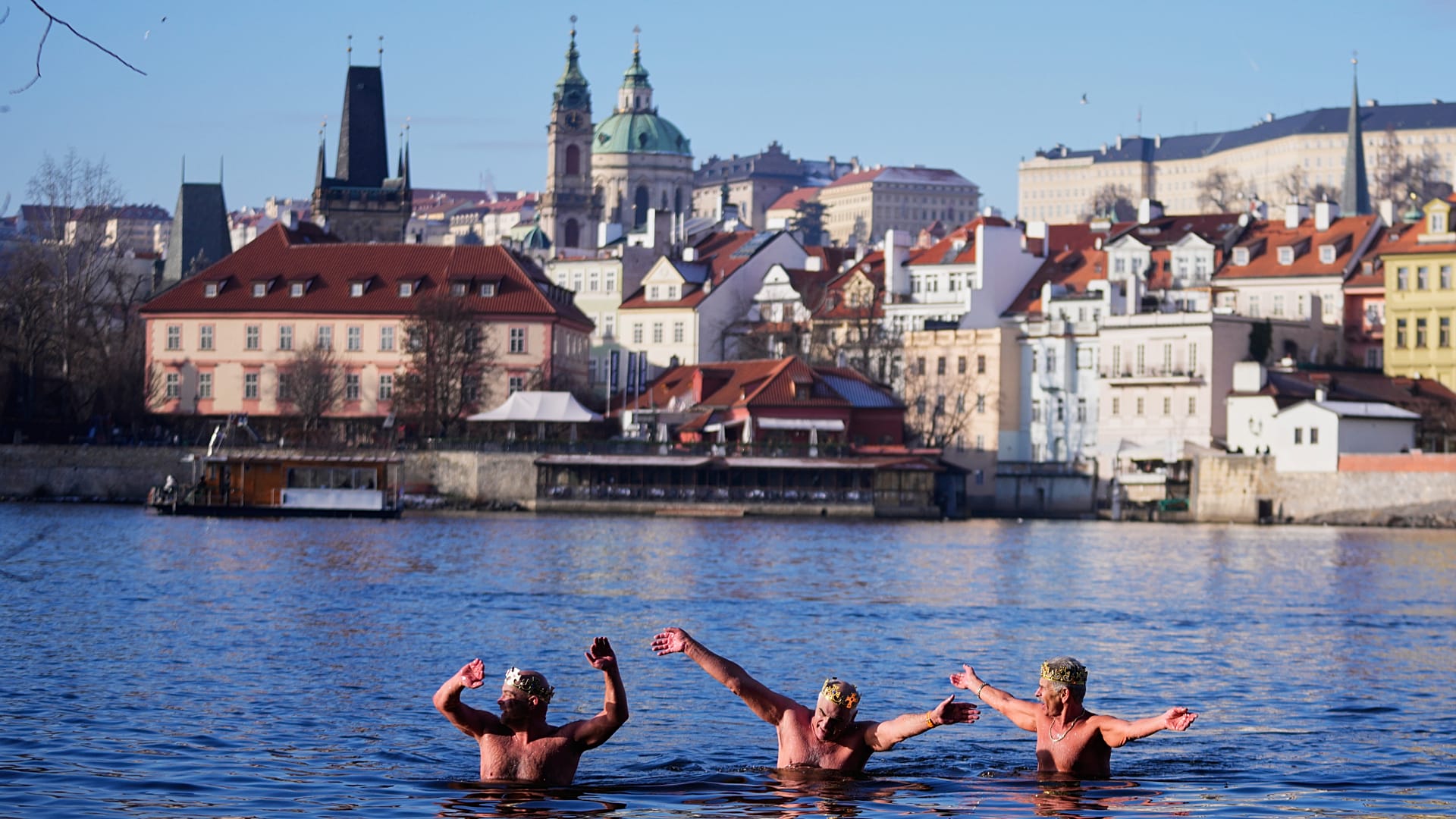 Video. Over 40 swimmers brave icy Vltava River for Prague's Three Kings ...