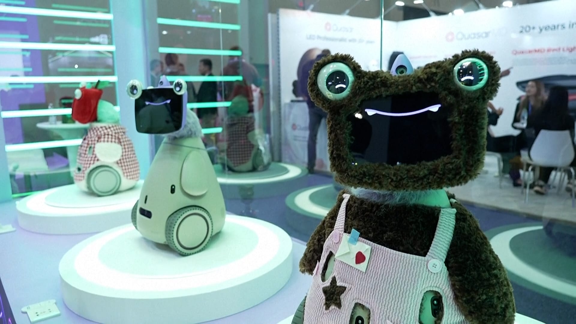 Video. Robots wow crowds at Consumer Electronics Show in Las Vegas ...