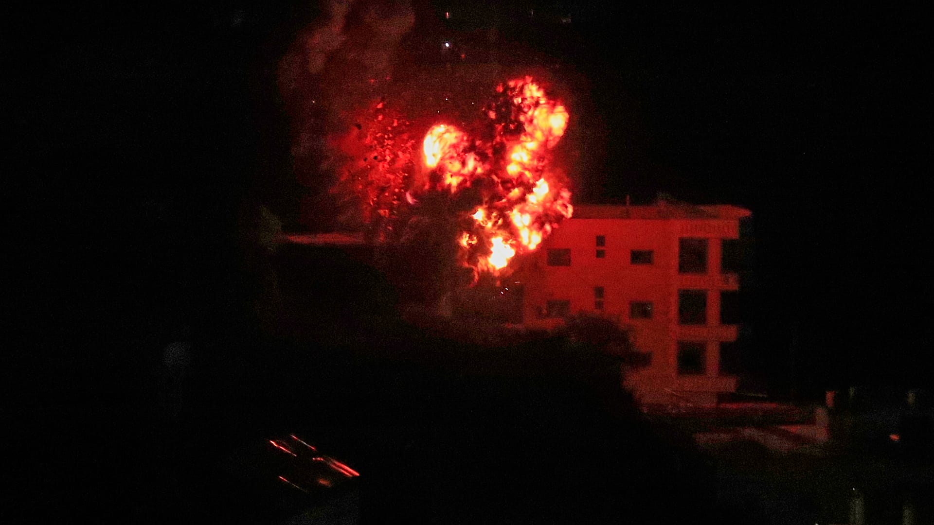 Video. Attacchi aerei di Israele contro Hezbollah nel sud del Libano ...