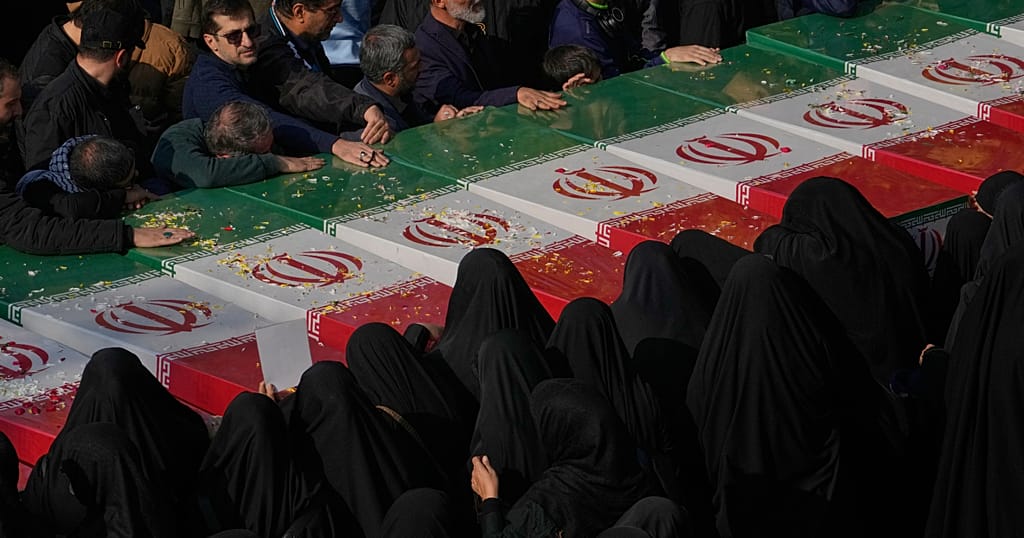 Iran : rassemblement massif pour les funérailles des membres des forces ...