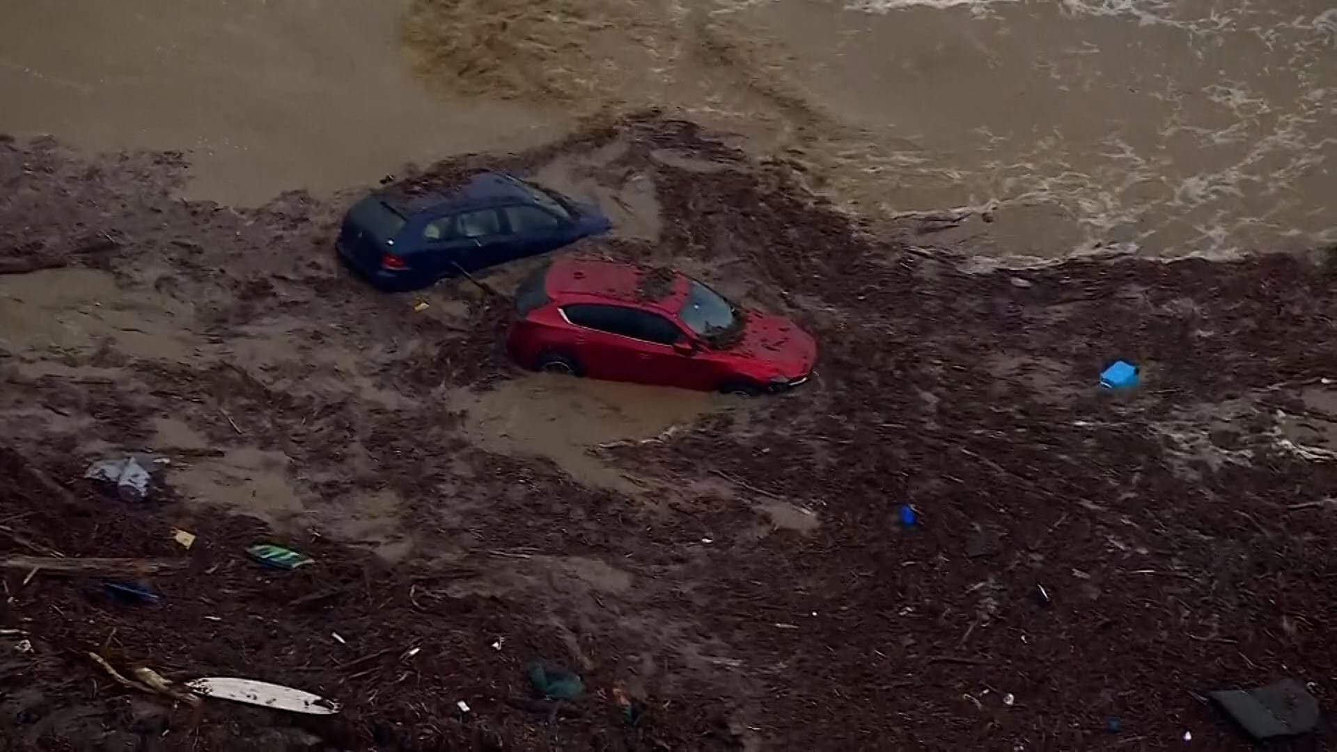 Video. Violent thunderstorms trigger flash flooding along Australia's ...