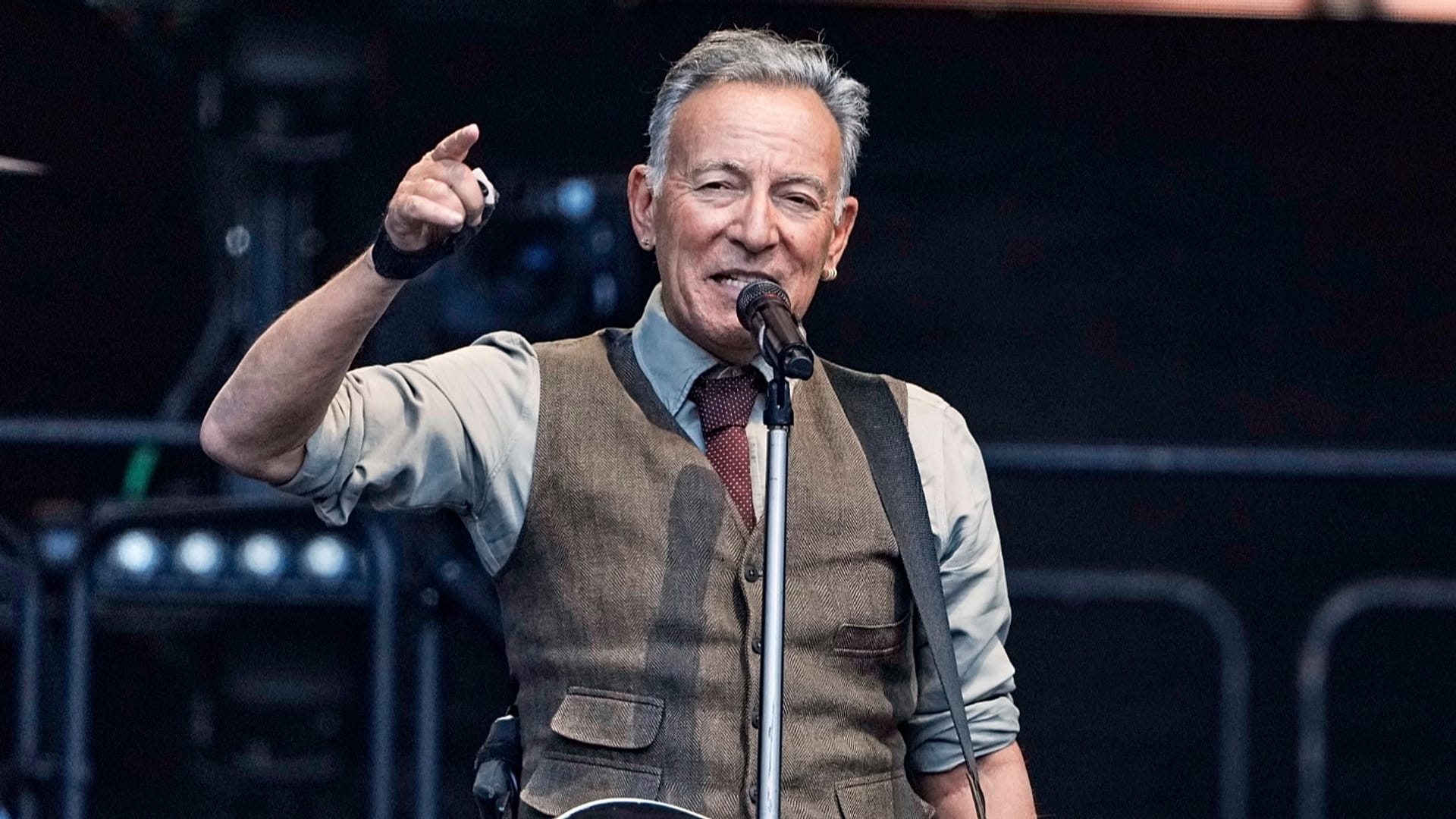 Bruce Springsteen étrille Donald Trump et l’ICE : « Foutez le camp de ...