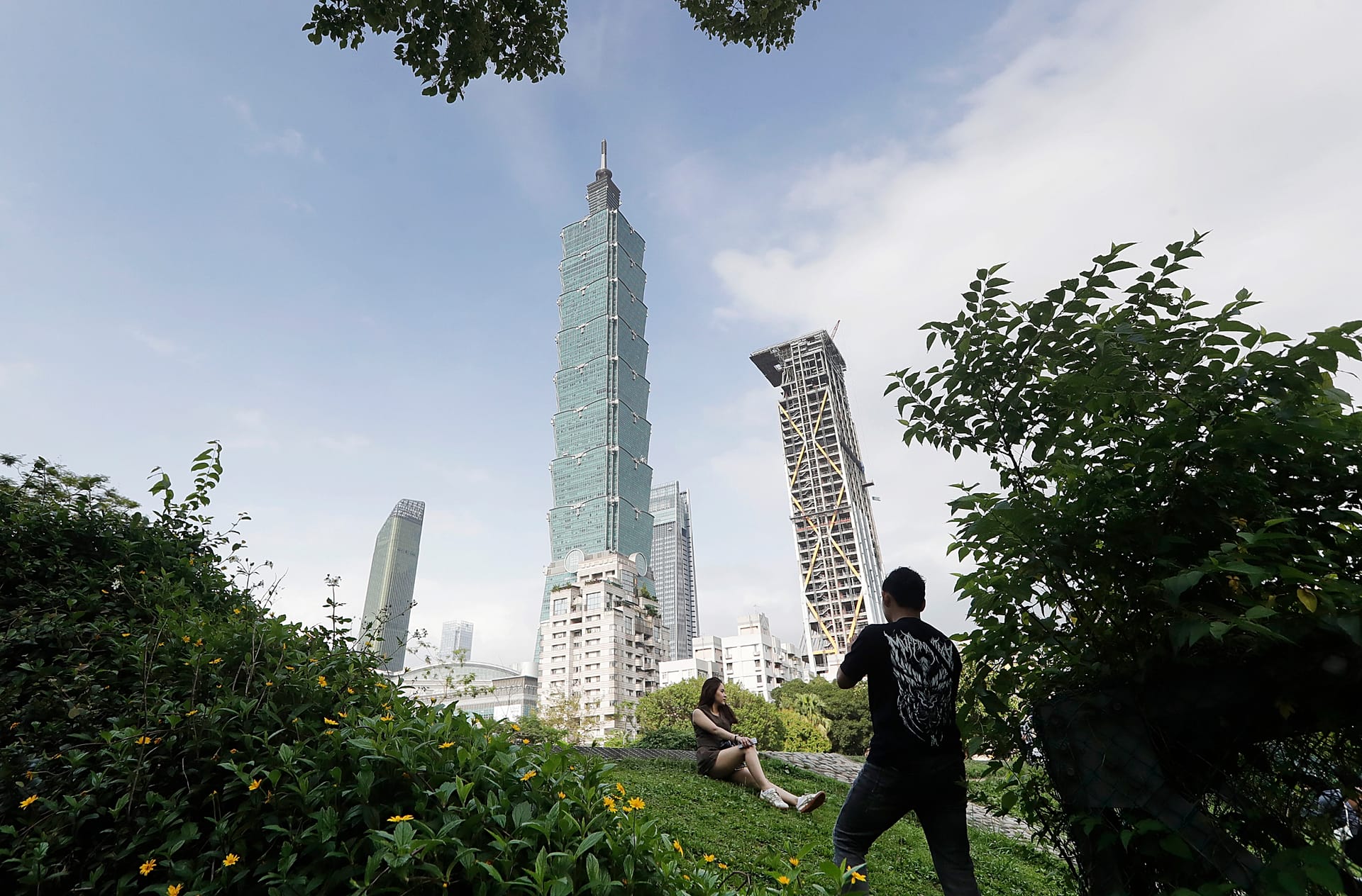 US rock climber Alex Honnold reaches top of Taipei 101 skyscraper ...