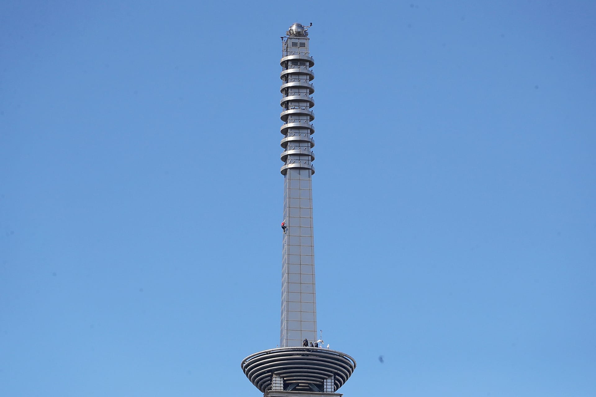 US rock climber Alex Honnold reaches top of Taipei 101 skyscraper ...