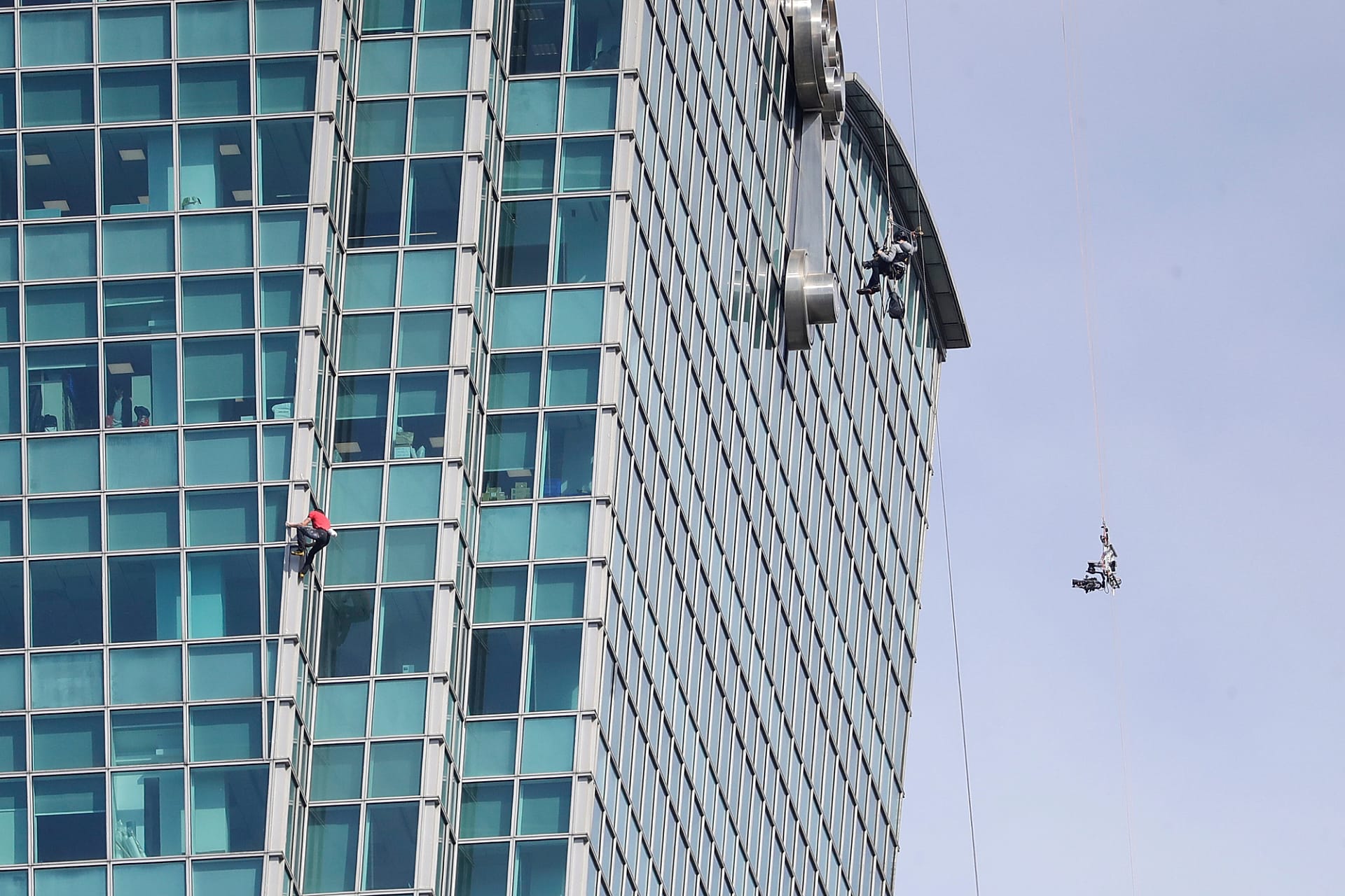 US rock climber Alex Honnold reaches top of Taipei 101 skyscraper ...