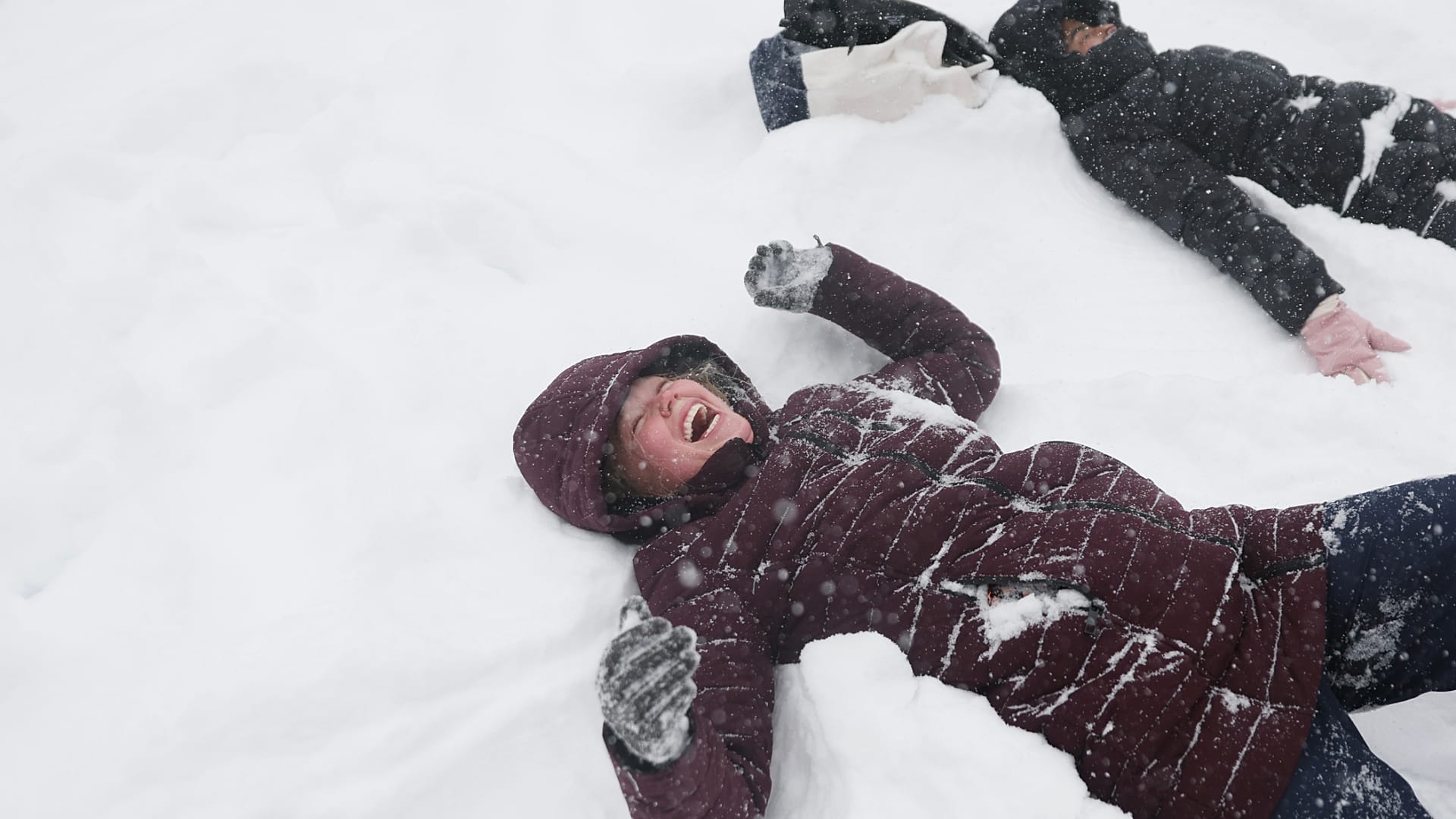 Video. New Yorkers revel in snowball fight amid major winter storm ...