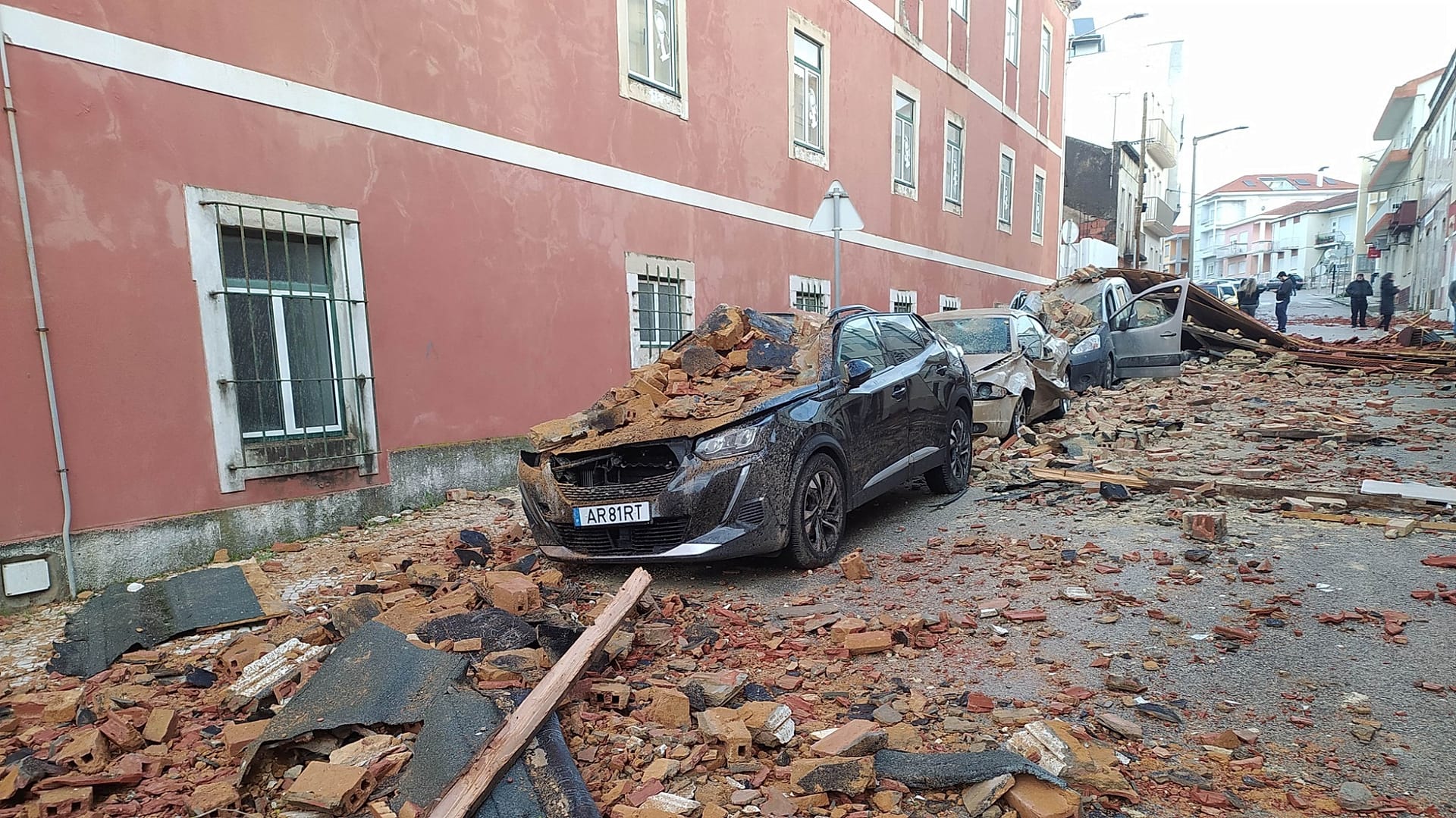 Al menos 1 muerto y miles de evacuados en Portugal y España por la ...