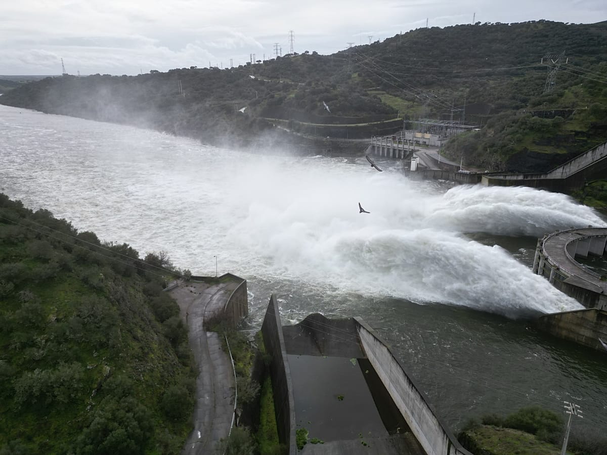 Las descargas de Alqueva, el mayor embalse de Europa, llenan una ...