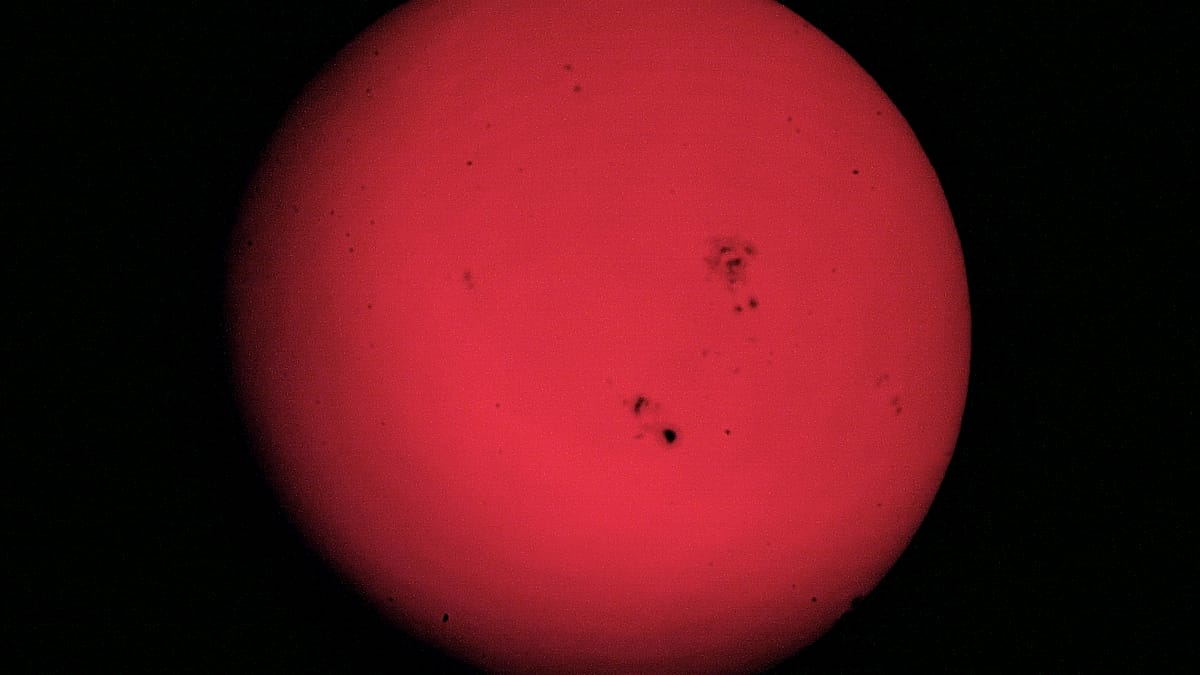 So groß wie 15 Erden: Sonnenfleck mit dem bloßen Auge erkennbar | Euronews