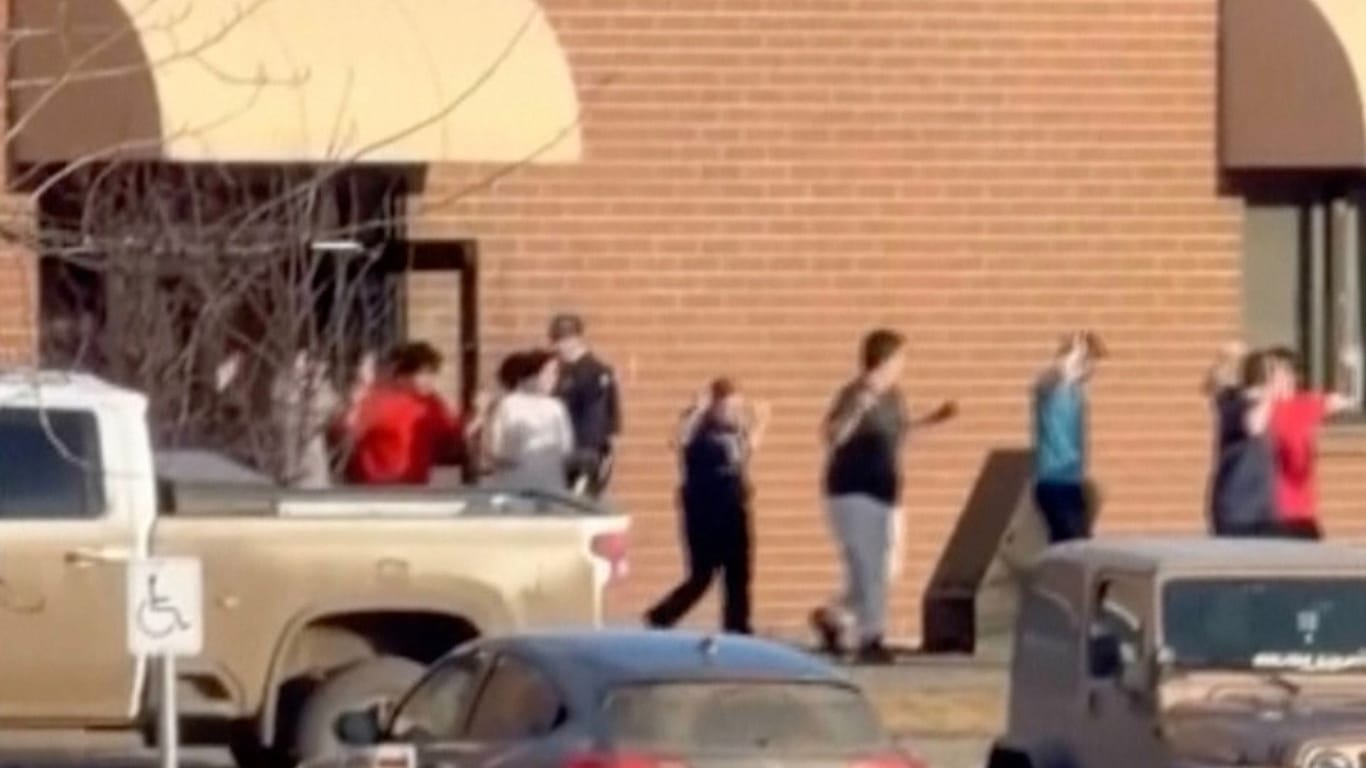Video. Watch: Students seen leaving school after deadly shooting in ...