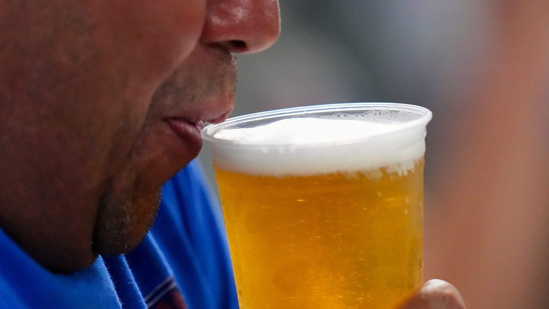 Heineken to cut up to 6,000 jobs as beer demand weakens | Euronews