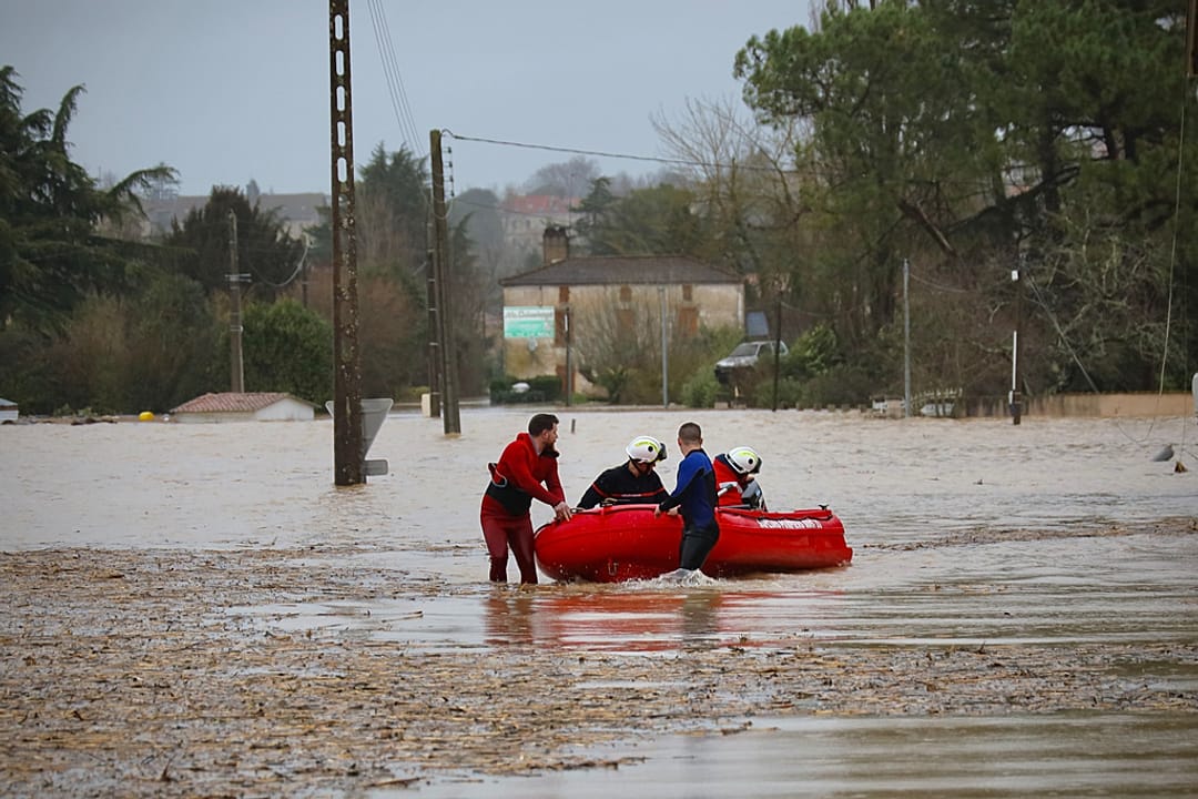France on record flood alert as storms slam Spain with deadly winds ...