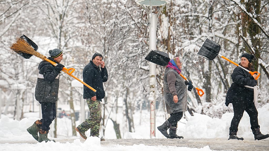 Video. Heavy snowfall blankets Bucharest, transport services disrupted ...