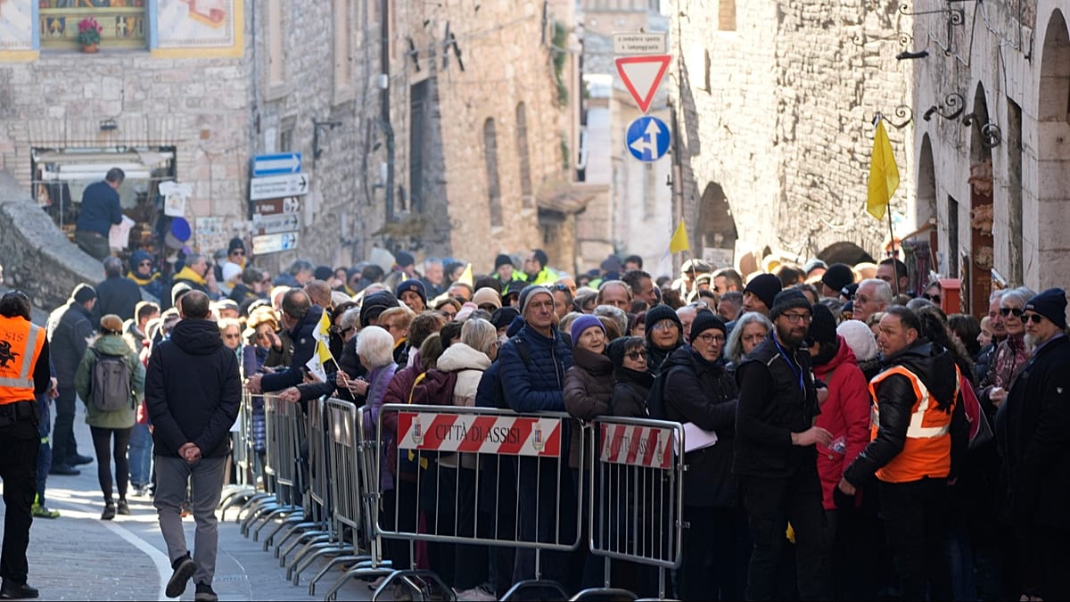 Sacred bones: Thousands of pilgrims flock to see historic remains of St ...