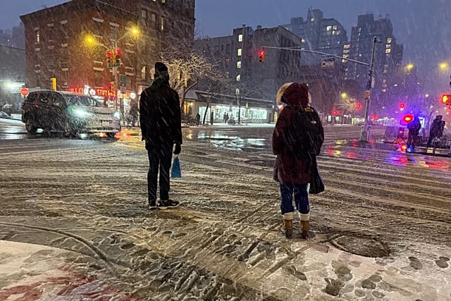 Une violente tempête de neige s'abat sur la côte Est des États-Unis, la ...