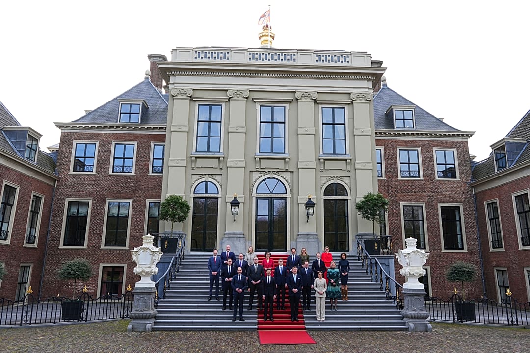 New Dutch minority government sworn in under centrist Prime Minister ...
