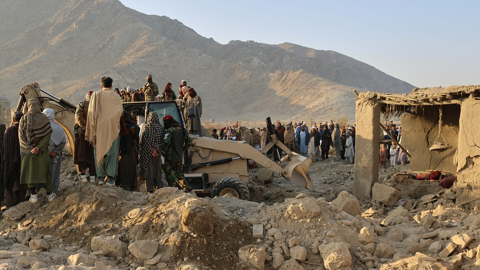 Pakistan Afganistan'a savaş ilan etti: Kabil dahil birçok kente hava ...