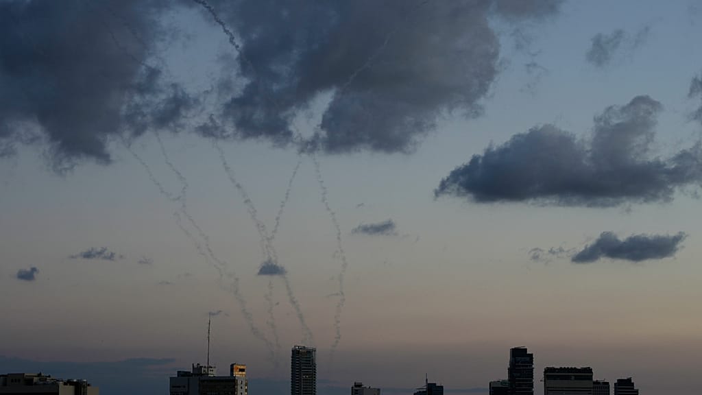 Vídeo. Explosiones iluminan el cielo de Tel Aviv mientras Israel ...