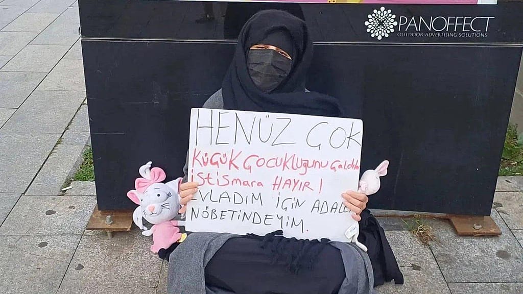 İstanbul'da istismar mağduru olduğu iddia edilen anne ve kızı ölü ...