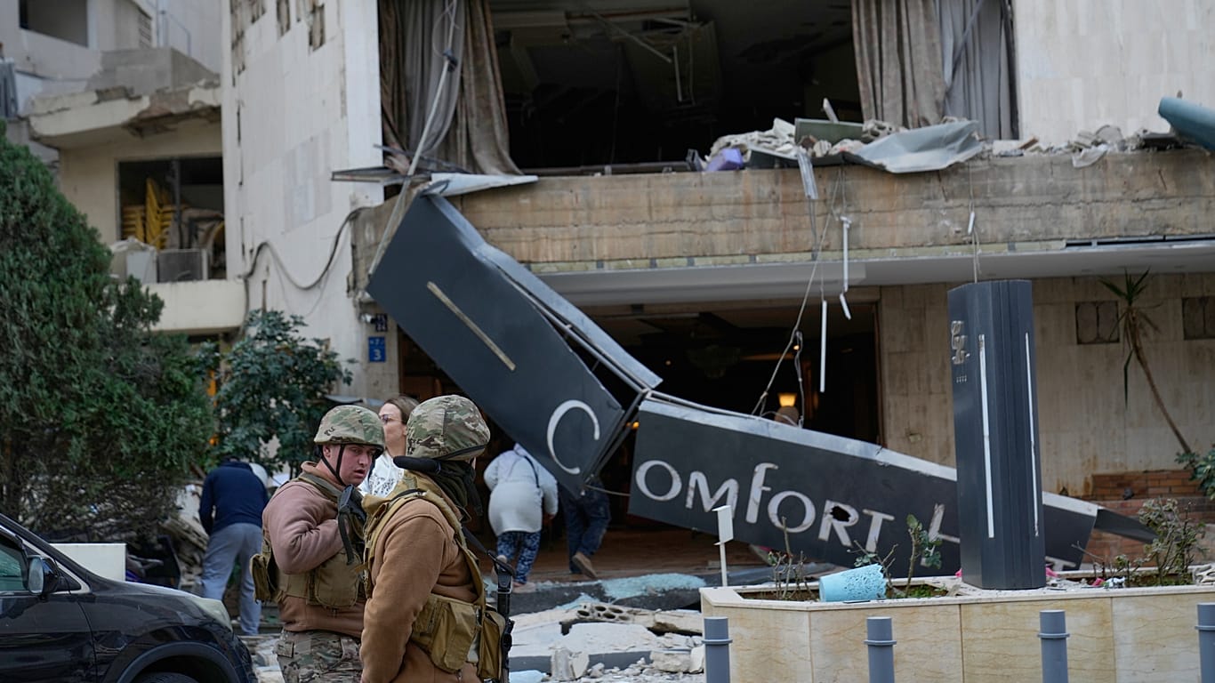 Video. Israeli strike hits Beirut hotel as Israel-Hezbollah clashes ...