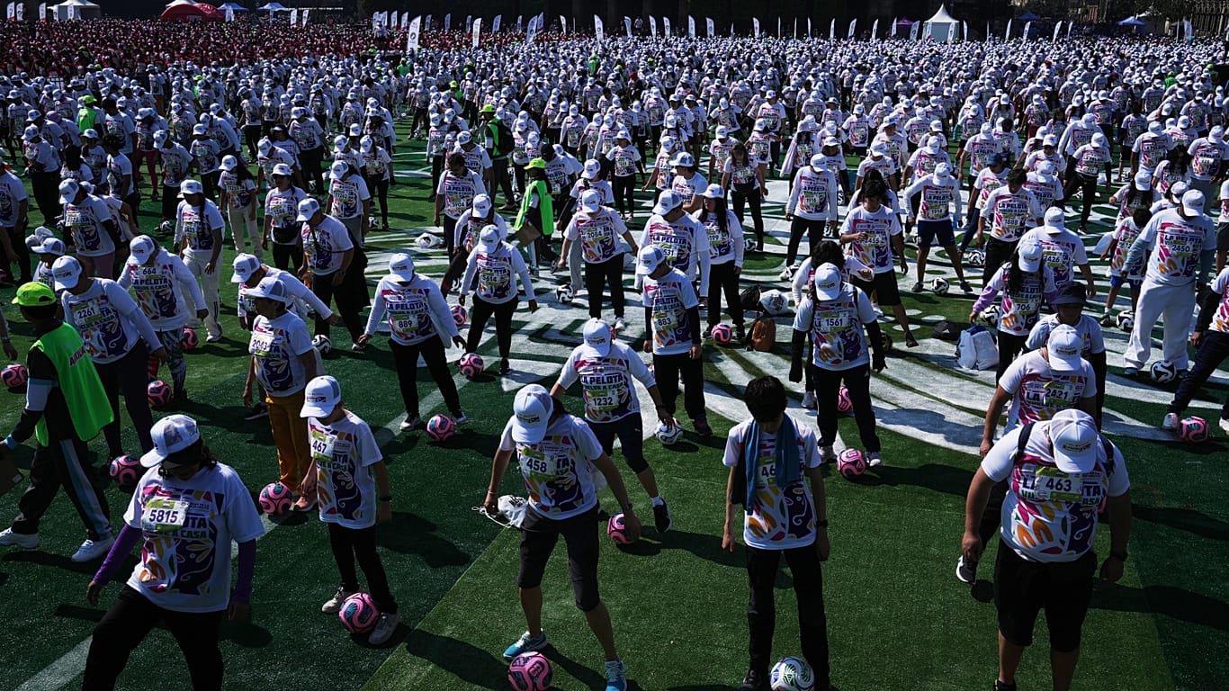 Video. Mexico City breaks Guinness Record with giant football training ...