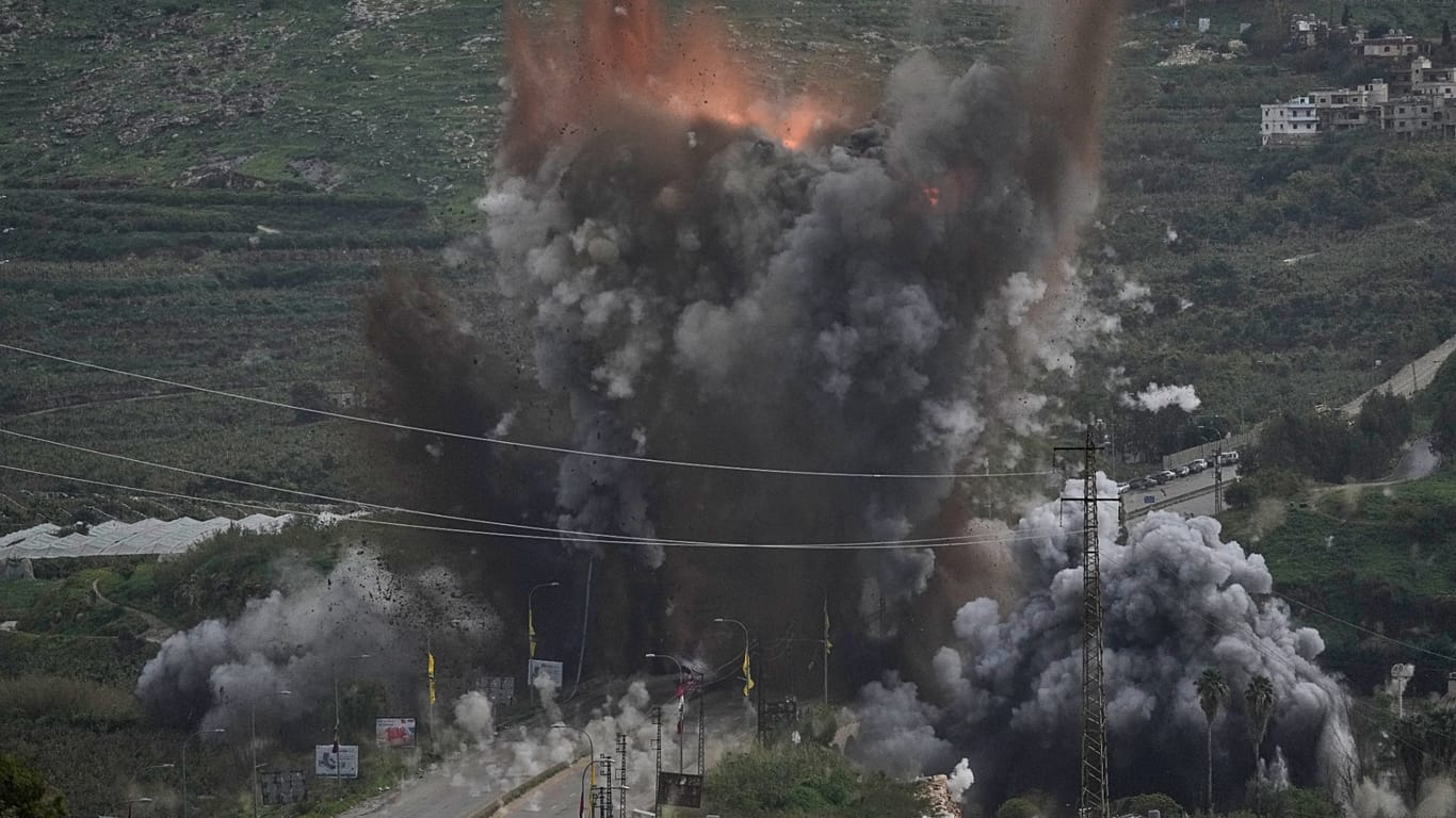 Video. Israel strike destroys key bridge in southern Lebanon | Euronews